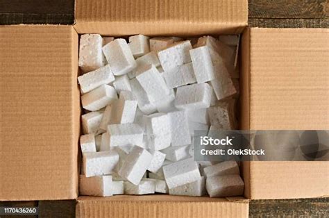 직사각형 스티로폼 블록으로 가득 찬 소포용 사각형 골판지 상자를 엽니다 맨 위 보기 가득 찬에 대한 스톡 사진 및 기타 이미지
