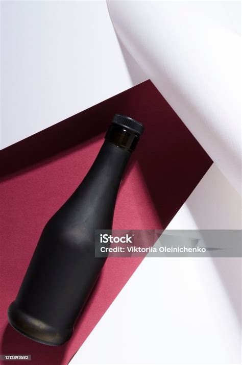 Botol Kaca Matte Minuman Beralkohol Di Permukaan Merah Dan Putih Yang