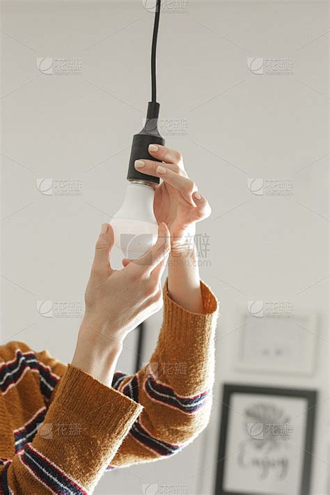 在家里更换灯泡。简单的diy家务维护。