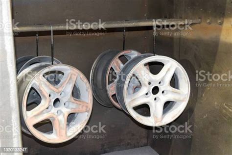 복원 및 페인팅 전에 난방을위한 챔버의 경 합금 자동차 바퀴 가벼운에 대한 스톡 사진 및 기타 이미지 가벼운 교통수단 긁힌 Istock