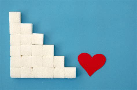 설탕 큐브의 사다리 파란색 배경에 계단의 바닥에 빨간 마음 복사 공간 상단 보기 삶의 개념 건강 성공 0명에 대한 스톡 사진 및 기타 이미지 Istock