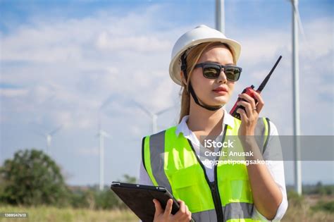 풍력 터빈 농장에서 일하는 엔지니어 팀 대체 에너지 개념에 의한 풍력 발전기를 이용한 재생 가능 에너지 20 24세에 대한 스톡 사진 및 기타 이미지 Istock