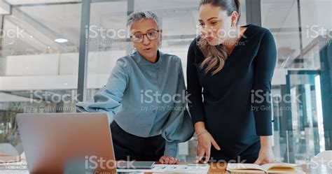 여성 리더 관리자 또는 Ceo 및 사무실의 여성 직원과의 팀워크 계획 및 교육 회의나 워크숍에서 성숙한 상사 및 인턴과의 학습