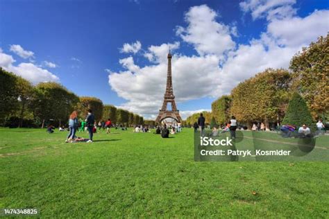 파리의 에펠탑 옆 샹 드 마르스 공원에서 산책하는 사람들 프랑스 에펠탑에 대한 스톡 사진 및 기타 이미지 에펠탑 건축 골목 Istock