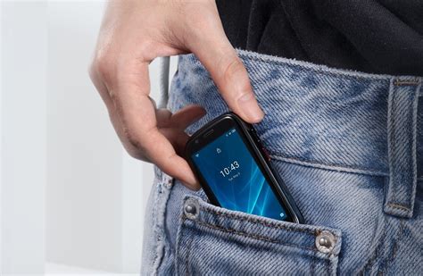 Unihertz Jelly 2 è molto piccolo, ha Android e costa poco