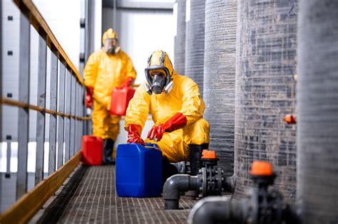 노란색 방호복 방독면 장갑을 낀 완전히 보호된 작업자가 화학 물질이 담긴 플라스틱 용기를 엽니다 2명에 대한 스톡 사진 및 기타 이미지 Istock