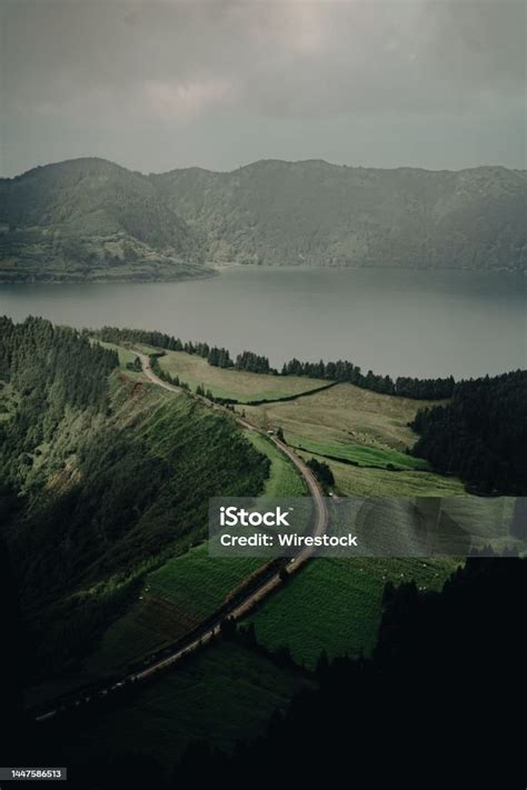 흐린 하늘을 배경으로 산으로 둘러싸인 호수의 수직 공중 전망 0명에 대한 스톡 사진 및 기타 이미지 0명 경관 공중 뷰 Istock