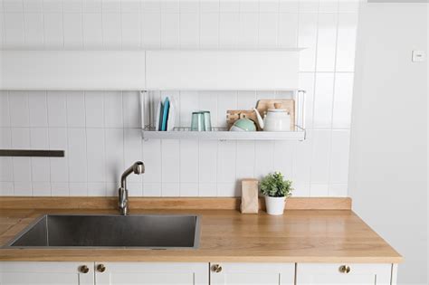 금속에 건조 깨끗 한 요리 접시 랙 밝은 배경에 주방 용품 및 식기 나무 선반에 주방 인테리어 배경입니다 텍스트 공간입니다 0명에 대한 스톡 사진 및 기타 이미지 Istock