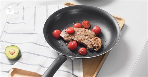 튀긴 음식과 함께 검은 프라이팬을 들고 있는 사람 사진 Unsplash의 무료 프라이팬 이미지