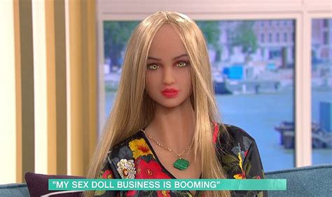 Holly Willoughby Is Compared To A Sex Doll By This Morning Crew Member Daily Mail Online