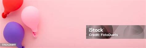 밝은 분홍색 테이블 배경에 다채로운 풍선 파스텔 색상 근접 촬영 와이드 배너 영감 긍정적 인 텍스트 사랑스러운 인용 또는 좋은