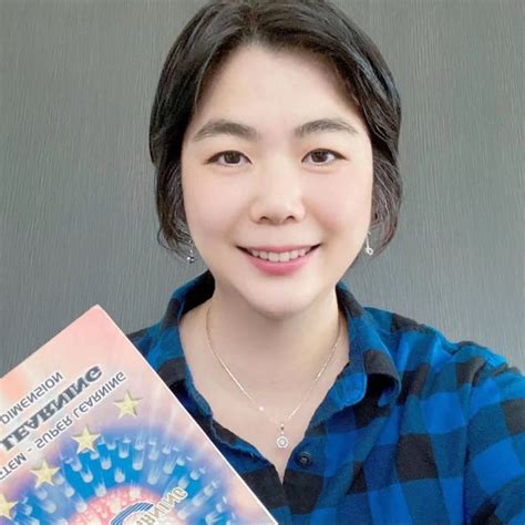 从零开始学英文，发放学习资料，课程回放双重保障，名额有限，有兴趣者立即抢创⋯⋯ Angela海外侨胞中英文辅导s Moment On Hellotalk