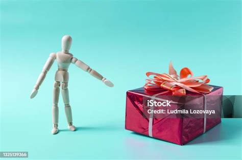 선물 상자에 손으로 가리키는 나무 남자의 모습 나무 남자의 그림과 활과 큰 빨간 상자 0명에 대한 스톡 사진 및 기타 이미지 0명 3차원 형태 Diy Istock