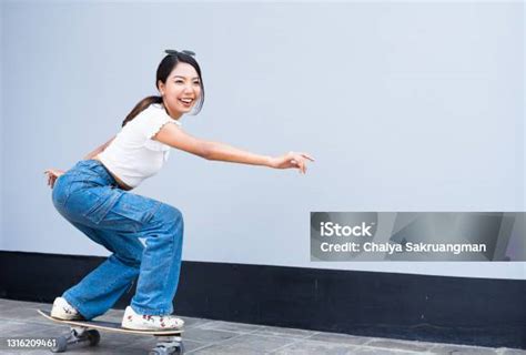 일광 여름 휴가에 오른쪽 벽에 복사 공간이있는 시원한 벽 앞에서 서핑 스케이트 보드에 행복한 아시아 귀여운 소녀 또는 여자 거리에 대한 스톡 사진 및 기타 이미지 Istock