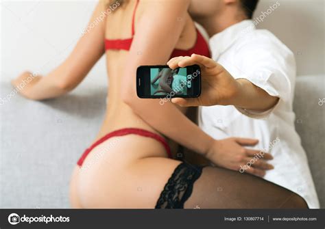 Hombre grabación de vídeo en casa mientras teniendo sexo Foto de stock mproduction