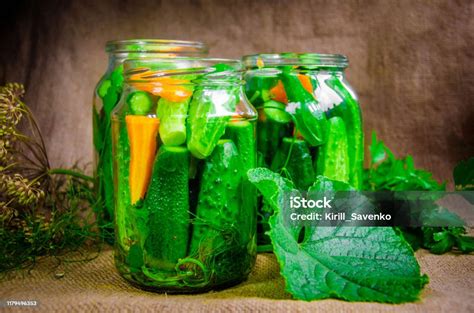 소금에 절인 당근과 녹색 호박 딜시트를 곁들인 절인 오이 3캔 가을 간식 절임 과정 0명에 대한 스톡 사진 및 기타 이미지 0명 가을 가정 생활 Istock
