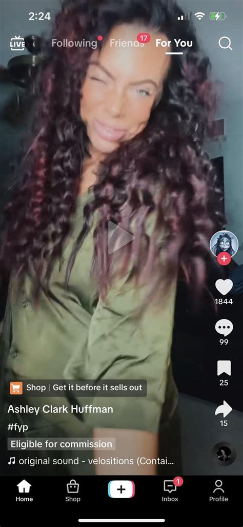 Why Doesnt She Curl The Ends Of Her Hair 😑😂 It Looks Dumb Rtrashleyanonymous