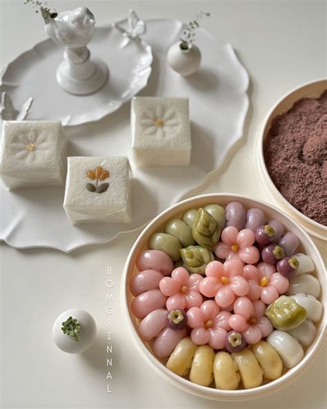 광주떡케이크 앙금플라워 봄그린날 💛 화사하게 활짝 핀 프리지아 꽃다발케이크 생화 꽃다발 처럼 포장을 풀고 풍성한 프리지아 앙금플라워와 백설기를 커팅해 드시는