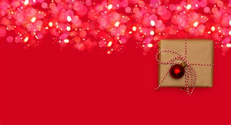 빨간 종이와 빨간 크리스마스 공으로 장식 된 수제 크리스마스 선물 상자는 보케와 빨간색 배경에 메리 크리스마스 인사말 카드 겨울 크리스마스 휴가 테마 새해 복 많이 받으세요