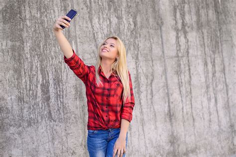 현대 생활에서 현대 기술의 개념입니다 거리에 Interent을 통해 화상 회의 데 젊은 행복 한 소녀 분쇄 여자 회색 배경 Selfie 복용입니다 개성 개념에 대한 스톡