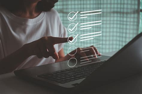 사업가 손은 노트북 컴퓨터로 작업하고 품질 문서 관리 체크리스트 및 비즈니스 승인 프로젝트에 대한 확인란의 올바른 기호 표시를 선택합니다 개념에 대한 스톡 사진 및 기타