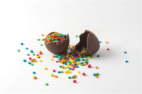 흰색 배경에 여러 가지 빛깔의 사탕 장식품깨진 부활절 초콜릿 달걀 갈색에 대한 스톡 사진 및 기타 이미지 갈색 계절 깨짐 Istock