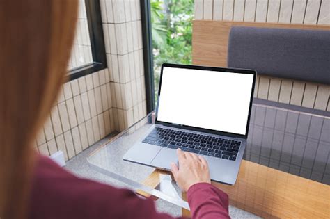 빈 흰색 바탕 화면 화면이있는 랩톱 컴퓨터에서 사용하고 작업하는 여성의 모형 이미지 35 39세에 대한 스톡 사진 및 기타 이미지 35 39세 가정 생활 개념