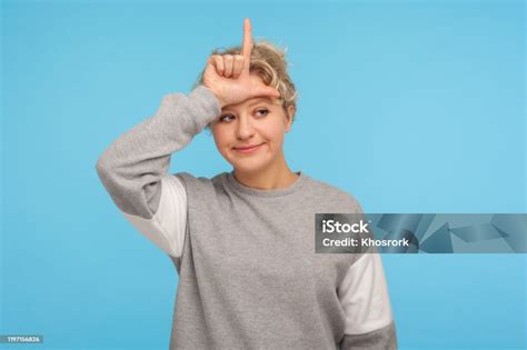 나는 패자입니다 이마에 L 손가락으로 절름발이 또는 패자 제스처를 보여주는 스웨트 셔츠에 짧은 곱슬 머리를 가진 좌절 된 여자 손에 대한 스톡 사진 및 기타 이미지 Istock