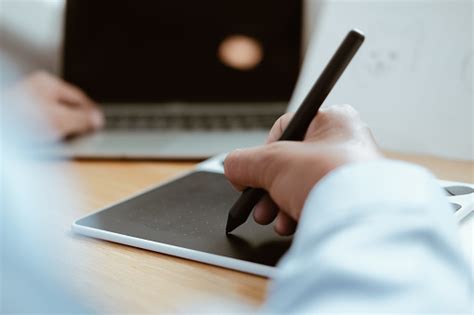 아티스트 그래픽 디자이너 드로잉 아트워크 크리에이티브 디자인 작업장 공예에 대한 스톡 사진 및 기타 이미지 공예 그리기 남자 Istock