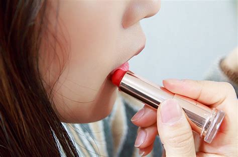 빨간 립스틱을 바르는 여성 유토이미지 상세페이지 베이직샵 사진 20583115