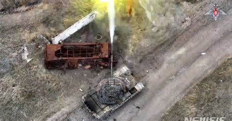 우크라이나 기지 향해 포 발사하는 러시아 전차