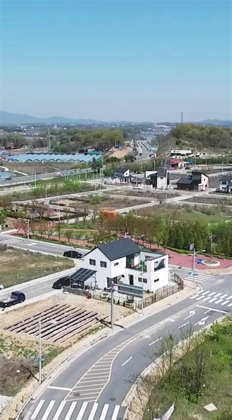 한글주택 랜선집들이 아이들과 어디에서든 함께 뛰어놀 수 있는 집 무난할 수 있는 새하얀 외관에 평지붕과 경사지붕으로 연출 해 실제 평수보다 더 크게 느껴지는 단독