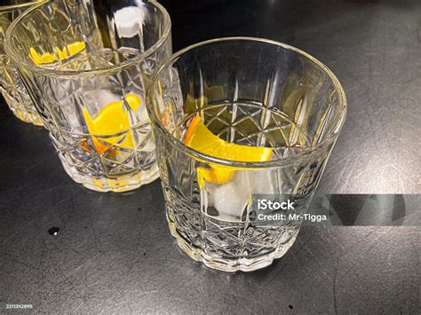 나무 표면에 얼음 조각과 레몬 조각으로 장식된 보드카로 추정되는 두 잔 각얼음에 대한 스톡 사진 및 기타 이미지 각얼음 개념 개념과 주제 Istock