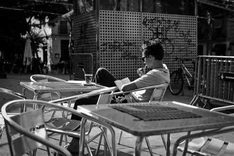 Lector Con Plaza Desenfocado