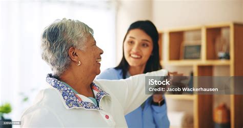 시니어 여성 스트레칭을 하고 건강 재활 및 근육을 위한 물리 치료사와 함께 돕습니다 클리닉에서 물리 치료 운동 및 건강의 균형 또는 회복을 위한 사람 교육 및 지원 20