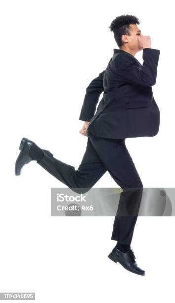 양복을 입고 2029세 성인 잘생긴 사람키가 큰 사람 곱슬머리 아프리카 민족아프리카계 민족젊은 남자 사업가사업가운동점프의 전체 길이1인사이드 뷰 낙하복에 대한 스톡 사진 및