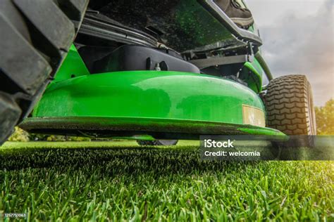 뒤뜰 정원 필드 기계 잔디 깎는 타고 트랙터 잔디 깎는 기계를 사용 하 여 승용식 잔디깎기 기계에 대한 스톡 사진 및 기타 이미지 승용식 잔디깎기 기계 잔디 산업
