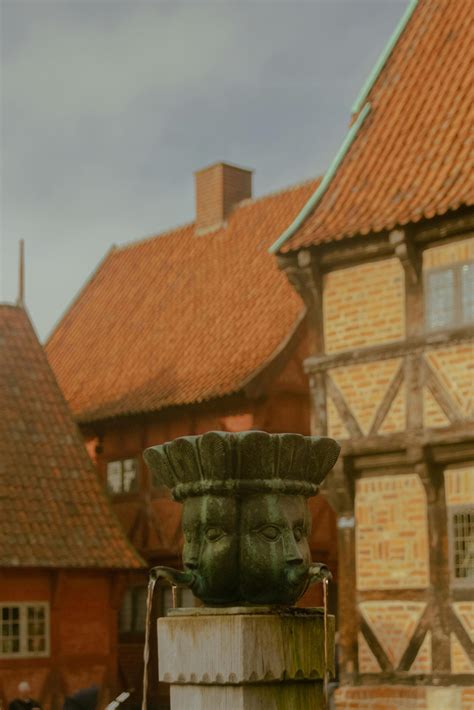 2023 Sverige 강철 거친 건축 건축 설계 건축물 시티 관념적인 광장 노르 코핑 디자인 레트로 바탕화면 배경 벽 벽돌 건물 벽돌 배경