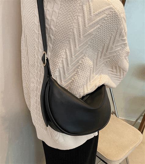 보부상레더반달백 크로스백 숄더백 호보백 깔끔한가방 하객룩 데일리 캠퍼스 에이블리