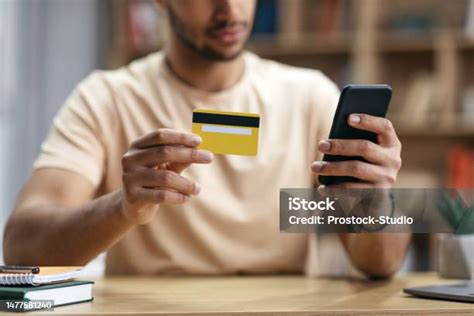 신용 카드와 스마트폰을 들고 금융 또는 은행 모바일 앱을 통해 서비스 비용을 지불하는 알아볼 수 없는 아랍 남자 남자에 대한 스톡 사진 및 기타 이미지 Istock