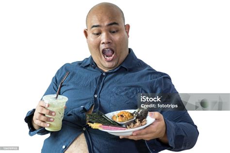 뚱뚱한 남자 먹는 과체중 사람의 초상화는 배고픈 느낌과 칩을 먹고 케이크 녹차 Frappe Armchai에 앉아 클리핑 경로와