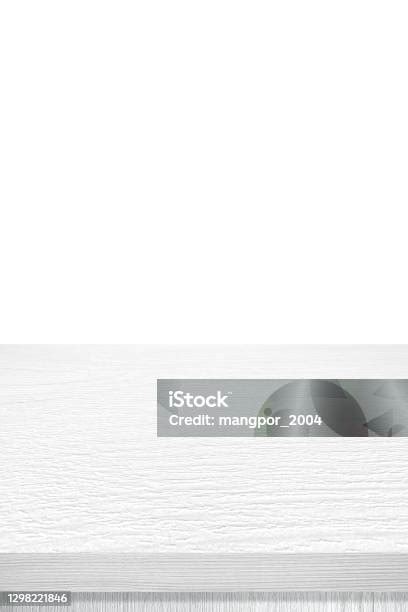빈 수직 흰색 나무 테이블 상단 흰색 배경에 분리 책상 제품 디스플레이 배경에 대한 나무 테이블 표면 화이트 카운터 식품 디스플레이 배너 선반 배경 0명에 대한 스톡 사진