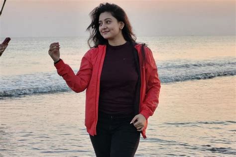 শীত পরতেই আনন্দে আত্মহারা শ্রাবণী সৈকতের পাড়ে দাঁড়িয়ে পোজ দিচ্ছেন