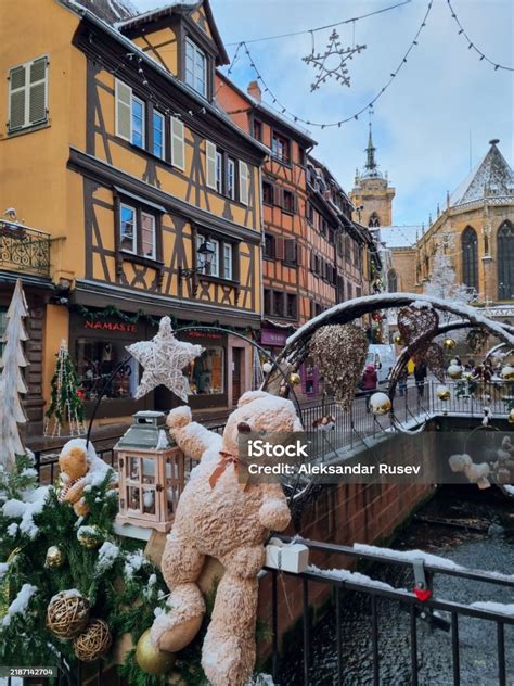 눈 덮인 콜 마르 거리의 크리스마스 장식과 함께 에글리즈 생 마르탱 의 거리 전망 운하와 눈 속의 반 목조 주택 다채로운 건축물 여행 목적지 콜 마르 알자스 프랑스 0명에