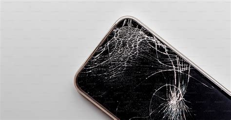 화면에 금이 간 깨진 휴대폰 사진 Unsplash의 깨진 장치 이미지