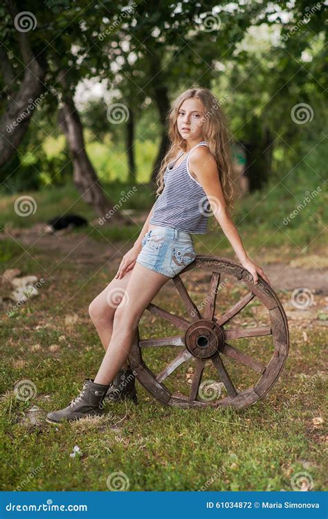 Красивая девушка с длинными волосами в деревне Стоковое Фото изображение насчитывающей волосы