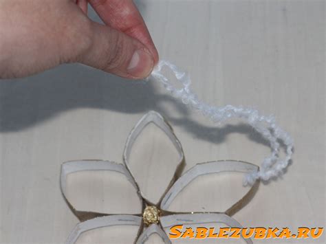 Снежинка из трубочки от туалетной бумаги. Мастер-класс > Поделки своими ...