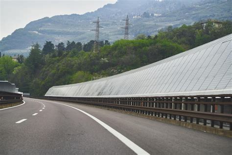 Lautoroute Solaire Est Une Barrière Antibruit Le Long De Lautoroute