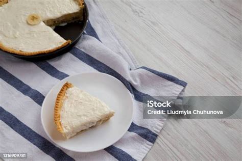 흰색 나무 배경에 집에서 만든 맛있는 바나나 크림 파이 측면 보기 공간을 복사합니다 크림파이에 대한 스톡 사진 및 기타 이미지 크림파이 0명 거품 내기 Istock