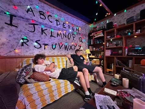 Inside Stranger Things The Experience In Seattle Where Fans Feel